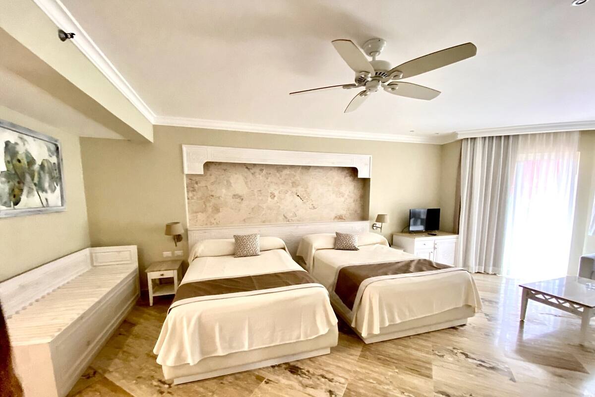 1 quarto, secretária, cortinas/cortinados opacos 