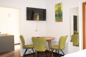 Quarto triplo conforto | Área de estar | TV de tela plana 46 polegadas com canais a cabo, TV