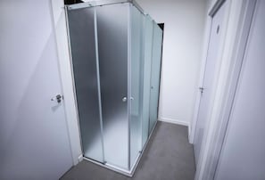 Dormitório Partilhado Básico, casa de banho partilhada | Casa de banho