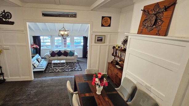 Sala de estar com sofá, mesa de centro e objetos decorativos.