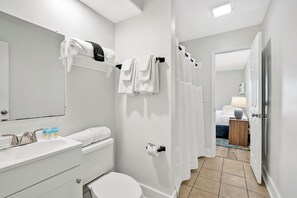 Suíte, 2 quartos | Banheiro | Produtos de toalete grátis, secador de cabelo, toalhas de banho 