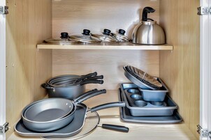 Villa Familiar | Cozinha privada | Um frigorífico/congelador grande, um micro-ondas, um forno 