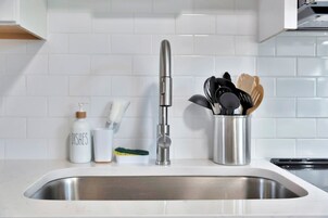 Villa Familiar | Cozinha privada | Um frigorífico/congelador grande, um micro-ondas, um forno 