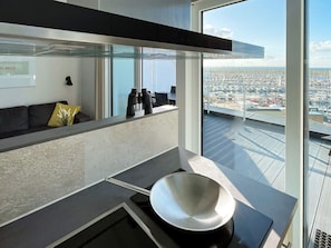 Cozinha moderna com ampla janela com vista para uma marina.