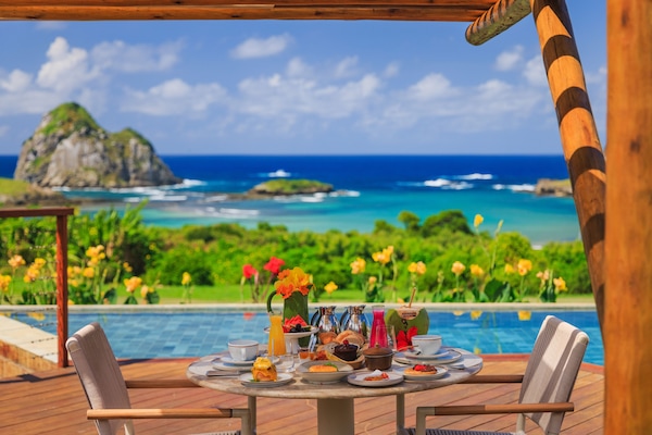 Piscina exterior, guarda-sóis, espreguiçadeiras