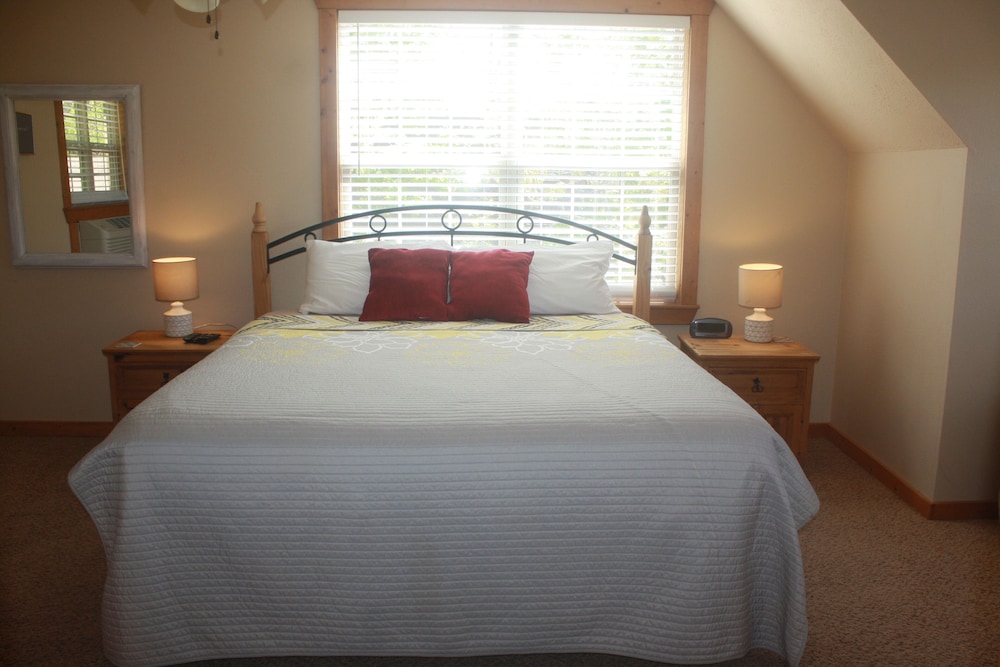 Cozy 4bd Chalet With Loads Of Fun And Laughter - Branson, MO