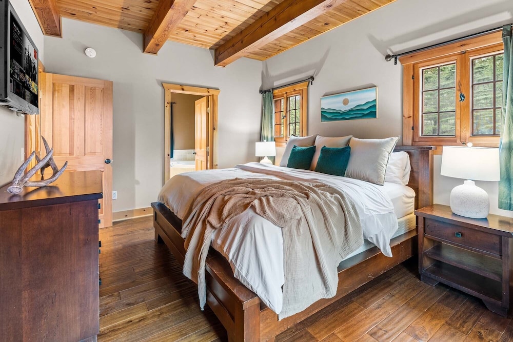 Beautiful Log Cabin! Hot-Tub, Bonfire & Private Yet 4 Mins to Downtown ...