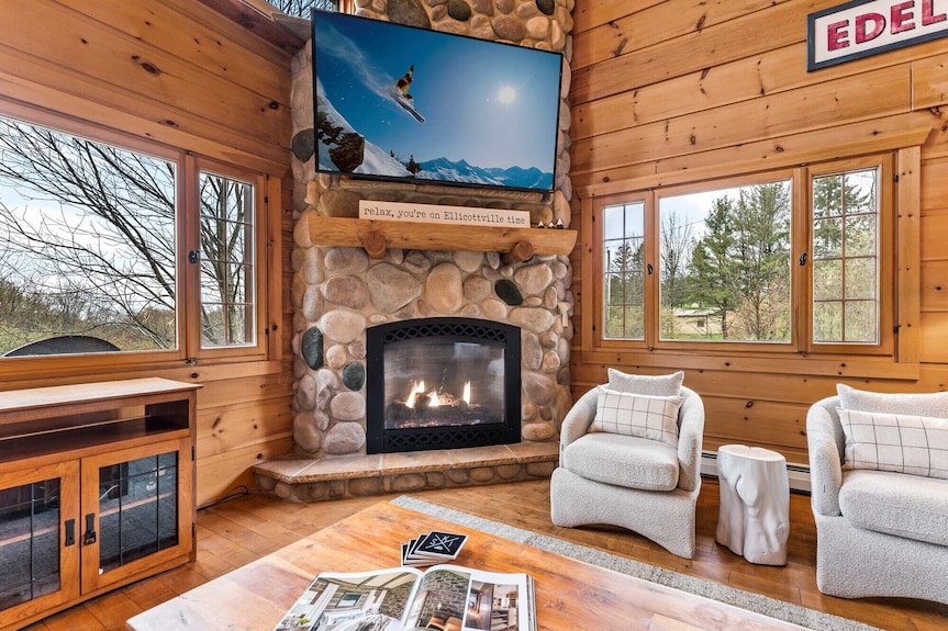 Beautiful Log Cabin! Hot-tub, Bonfire & Private Yet 4 Mins To Downtown! - Lake Erie, PA