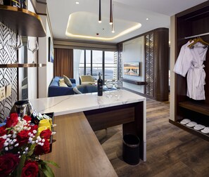 Suite-Estúdio Romântica, 1 quarto, varanda, vista para o mar | Sala de estar | Smart TV de 45 polegadas com canais via satélite, televisor 