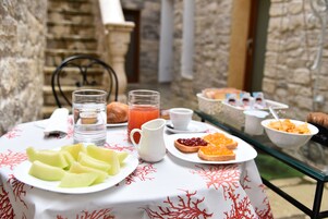 Pequeno-almoço completo diário incluído 