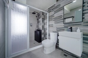Quarto casal superior | Banheiro | Chuveiro, secador de cabelo, toalhas de banho, shampoo