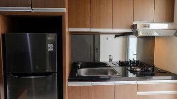 Apartamento | Cozinha privada | Um frigorífico/congelador grande, uma placa de cozinha