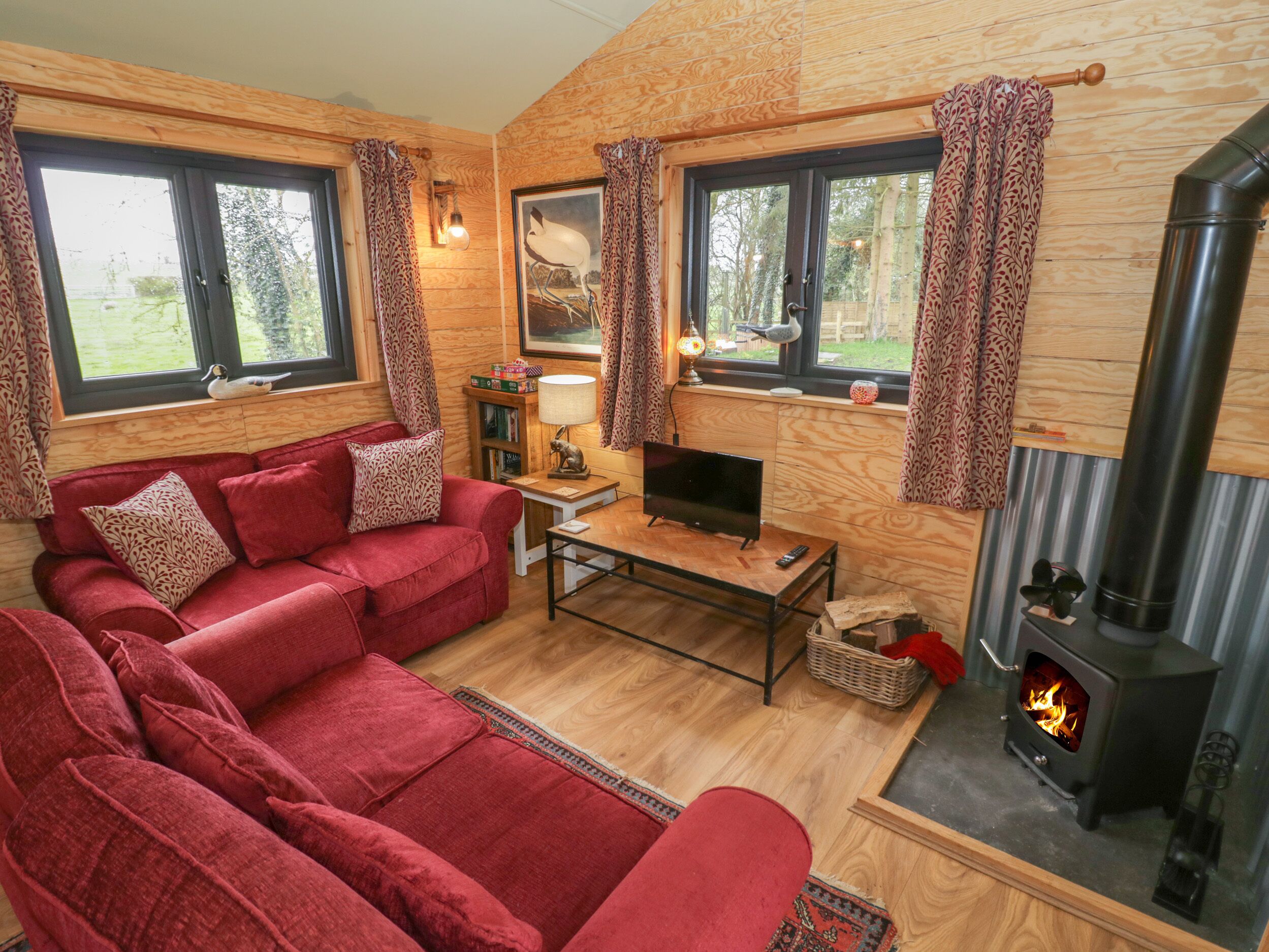 Willow, Pet Friendly, With Hot Tub In Dunchurch - Leicestershire