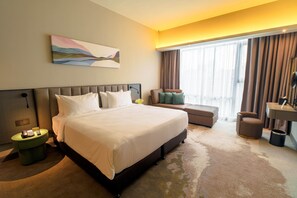 Minibar, cofre no quarto, secretária, cortinas/cortinados opacos 