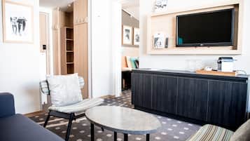 Quarto Duplo Exclusivo | Roupa de alta qualidade, camas de colchão pillowtop, secretária