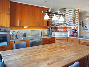 Casa | Cozinha privada | Uma cadeira de bebé 