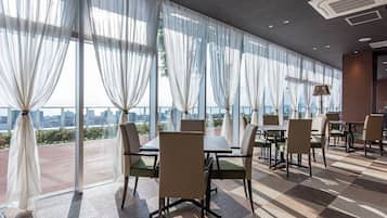 Café da manhã com buffet todos os dias (JPY 3000 por pessoa)