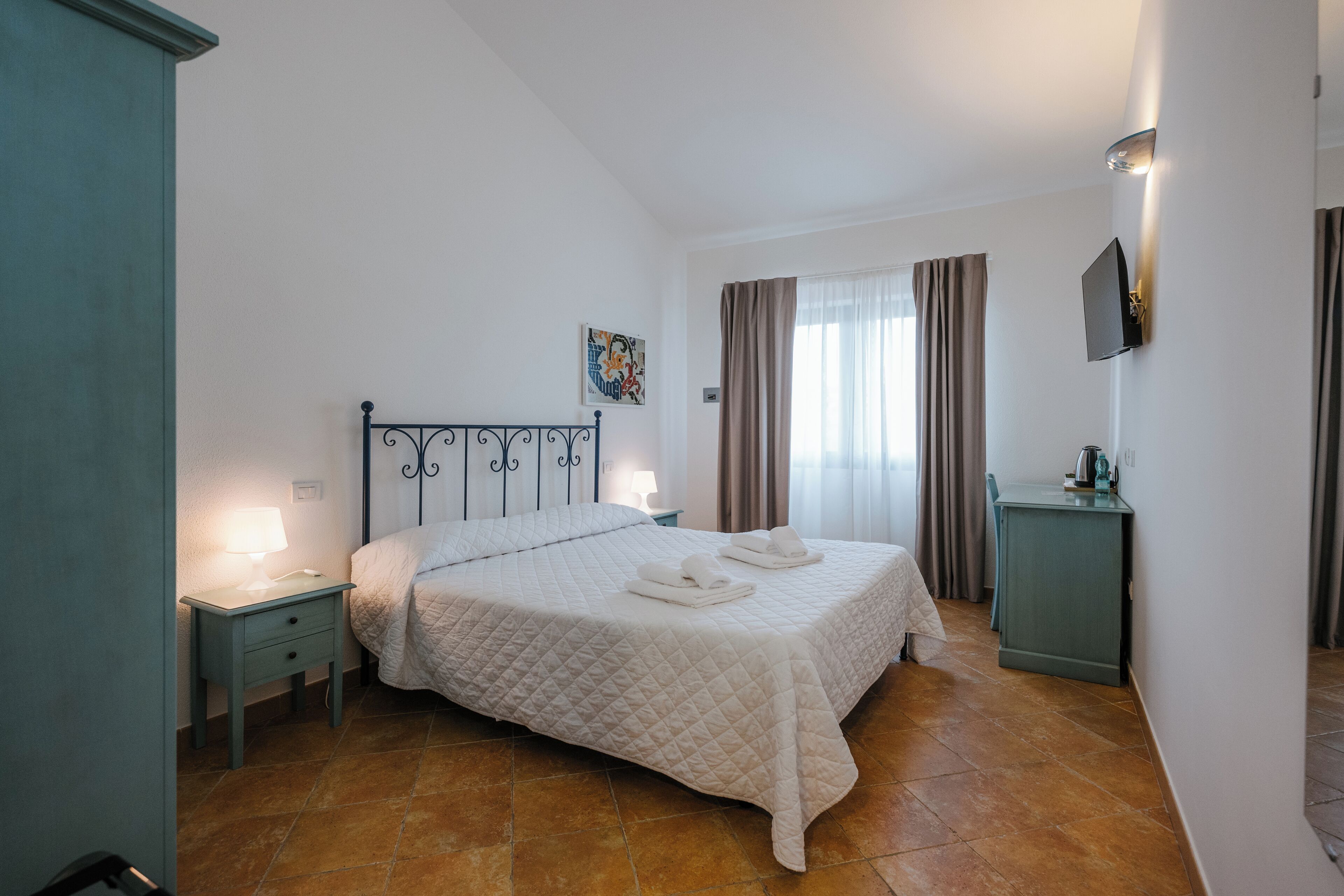 Quarto Duplo Básico | Cofre no quarto, roupa de cama fornecida 