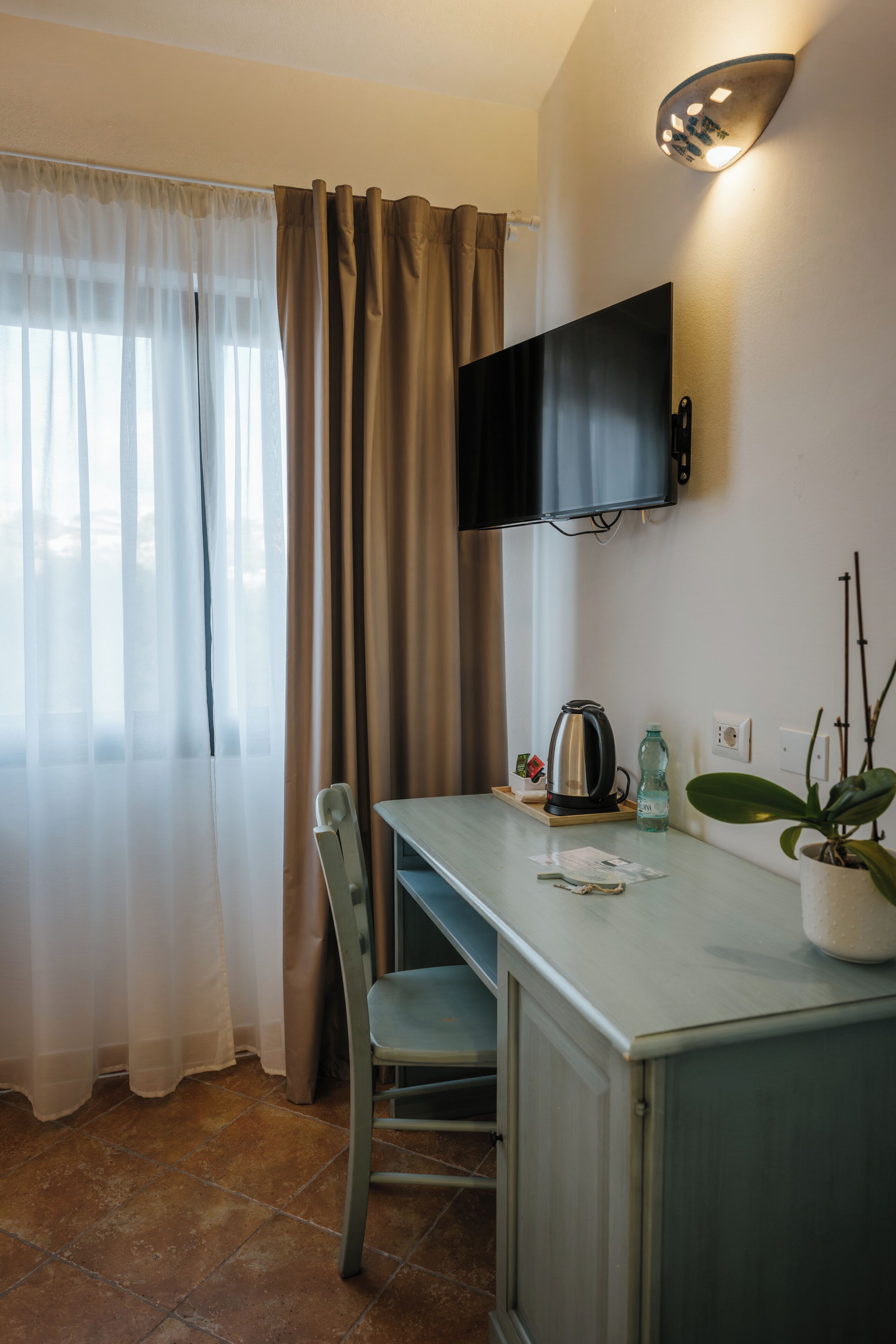 Roupa de alta qualidade, cofre no quarto, berço de viagem 