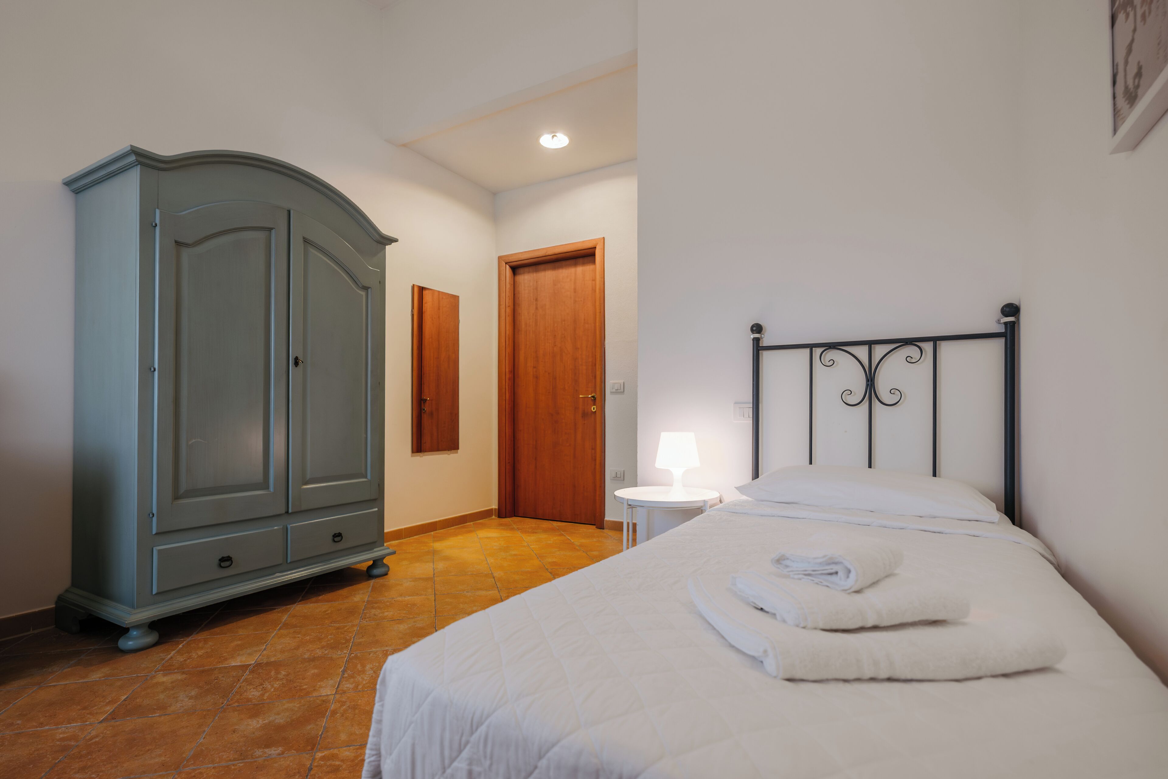 Cofre no quarto, roupa de cama fornecida 