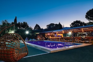 Piscina externa sazonal, barracas de cortesia, guarda-sóis