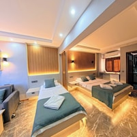 Quarto quádruplo família, 1 quarto, para não fumantes, vista para a piscina | Roupas de cama premium, frigobar (abastecido com itens grátis)