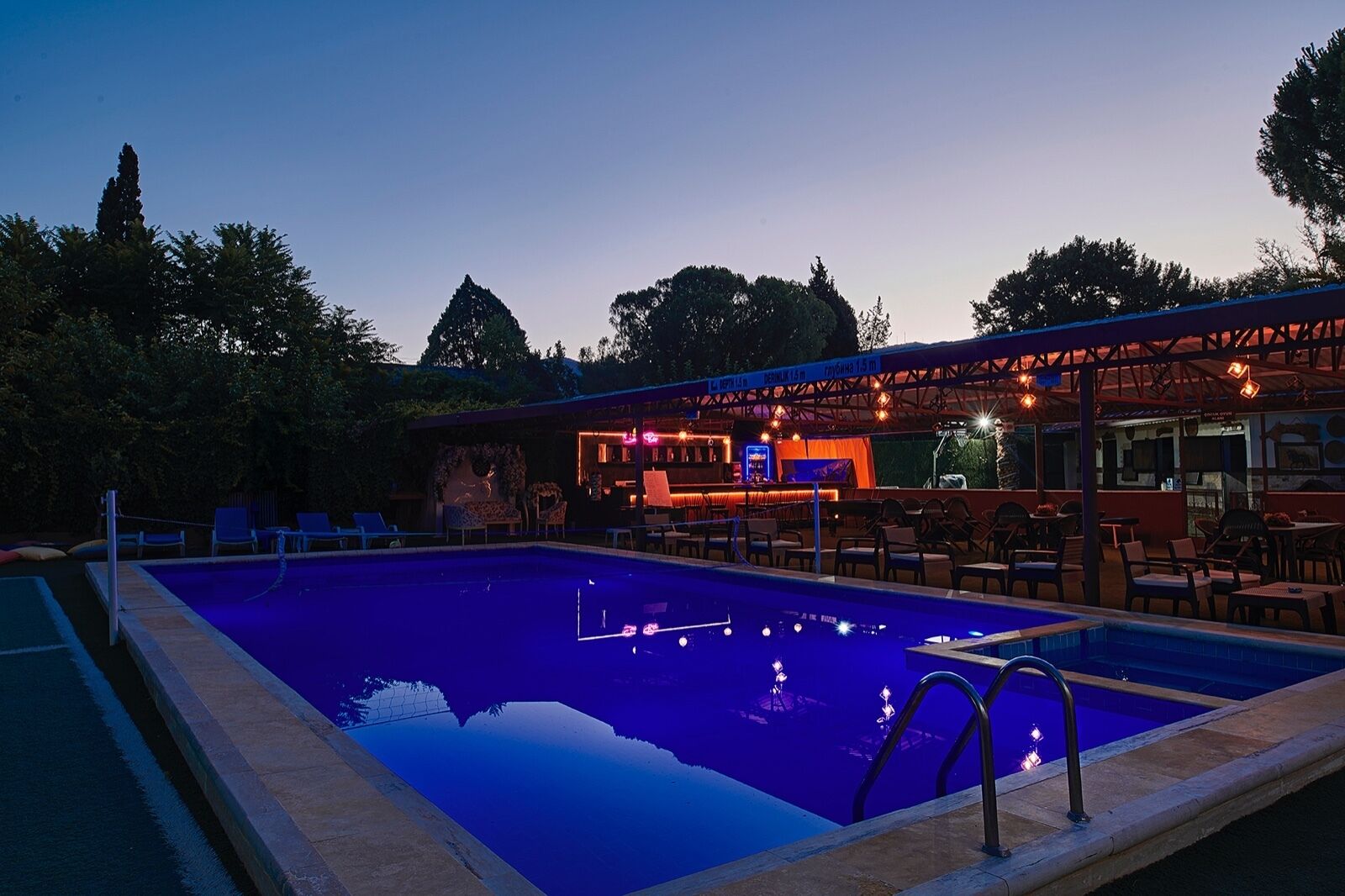 Piscina externa sazonal, barracas de cortesia, guarda-sóis