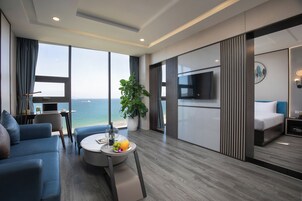 Suite-Estúdio Nobre, 1 cama king-size, não fumadores, vista para o oceano | Refeições no quarto