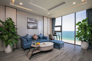 Suite-Estúdio Nobre, 1 cama king-size, não fumadores, vista para o oceano | Sala de estar | Televisor LCD de 42 polegadas com canais por cabo, televisor 