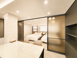 Studio Room | Roupas de cama premium, edredons de pluma, camas com colchões pillow-top