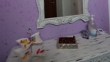 Condo standard, 1 quarto | Área de estar | TV de tela plana 32 polegadas com canais digitais, TV