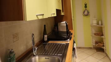 Apartamento Standard em Condomínio Fechado, 1 quarto | Cozinha privada | Um frigorífico, um forno, uma placa de cozinha, uma cafeteira/bule