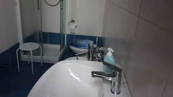 Condo standard, 1 quarto | Banheiro | Produtos de toalete grátis, secador de cabelo