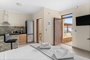 Deluxe Studio Pool View- at The Dandy Villas Sivota | Roupas de cama premium, camas com colchões pillow-top, escrivaninha