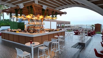 6 bares/lounges, um bar junto à piscina, um bar de praia