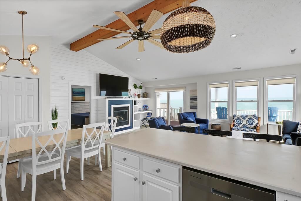 Oceanfront Bliss - Spacious Beach Cottage For Up To 11 Guests - Surf City, NC