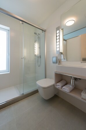 Quarto Individual Básico | Casa de banho | Um polibã, um secador de cabelo, toalhas fornecidas 