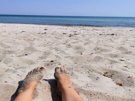 Uma praia arenosa com céu limpo.