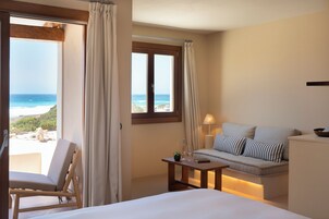Suite Júnior, vista para o mar | Roupa de alta qualidade, minibar, cofre no quarto, secretária 