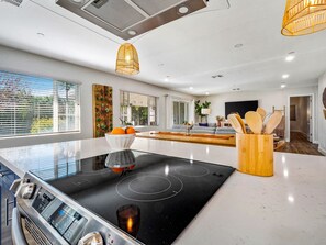 Casa, várias camas, acesso à piscina, vista para o jardim | Cozinha privada | Um frigorífico, um micro-ondas, um forno, uma placa de cozinha