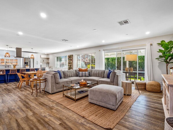 Casa, várias camas, acesso à piscina, vista para o jardim | Sala de estar | Televisor de 40 polegadas com canais digitais