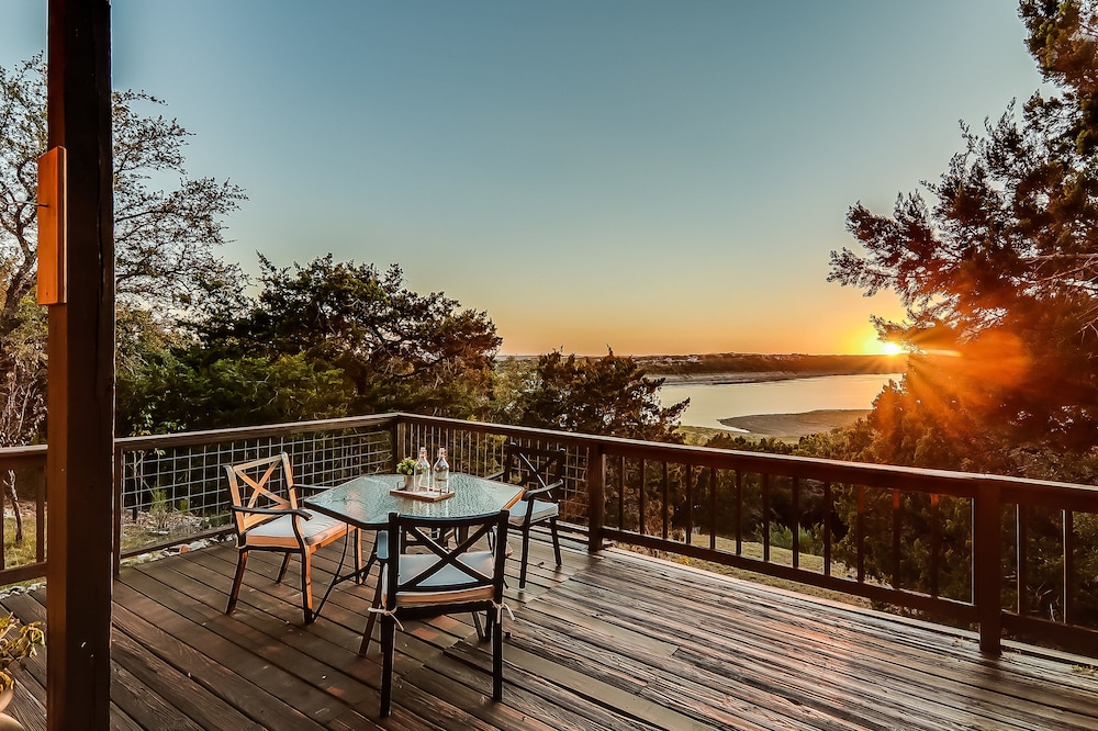 Lake Travis Waterfront Retreat Reviews, Deals & Photos 2026 - vrbo.com
