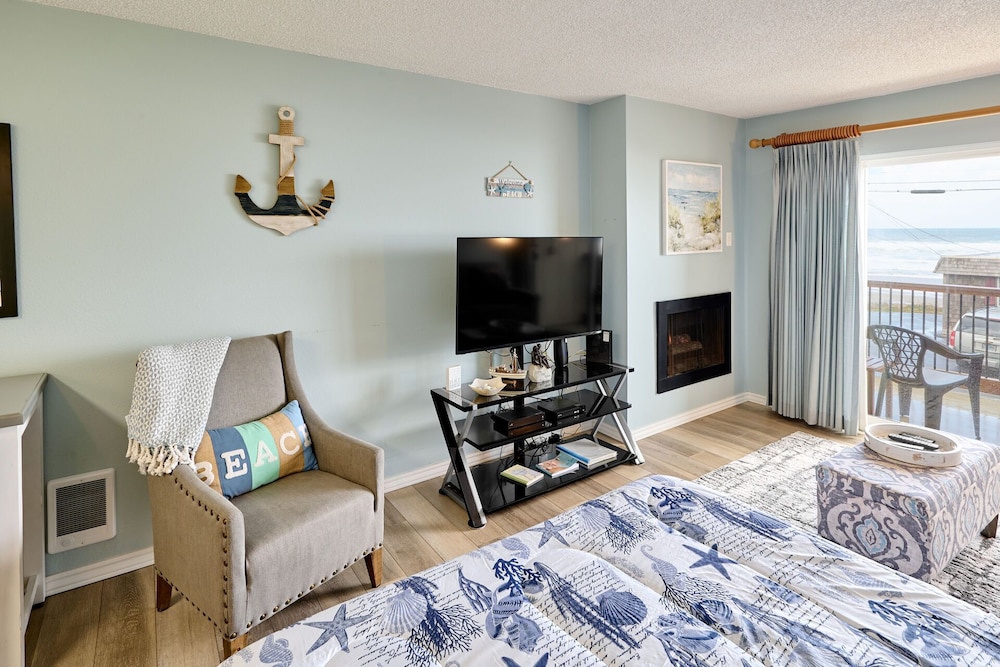 Cute And Cuttley - First Floor - Oceanfront Condo - Lincoln City, OR