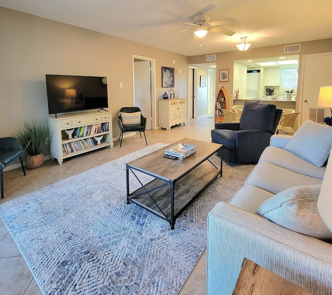 Cozy Snowbird Retreat 2br/2ba Walk To Beach, Pool + Covered Deck - Orange Beach, AL