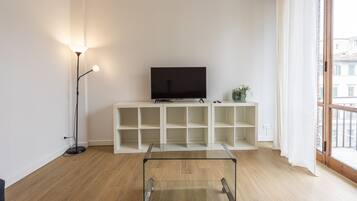Apartamento urbano | Área de estar | TV de tela plana 40 polegadas com canais digitais, TV