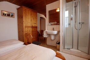 Quarto quádruplo | Individualmente decorados, individualmente mobiliados, escrivaninha