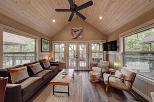 Cabana conforto | Área de estar | Smart TV 60 polegadas com canais digitais, TV, serviços de streaming