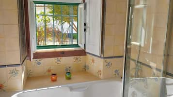 Quarto Duplo ou Twin Standard | Casa de banho | Um chuveiro fixo, um secador de cabelo, toalhas fornecidas, sabão