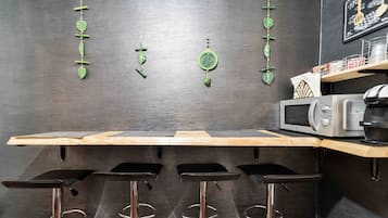 Apartamento | Cozinha privada | Um frigorífico/congelador grande, um micro-ondas, uma placa de cozinha