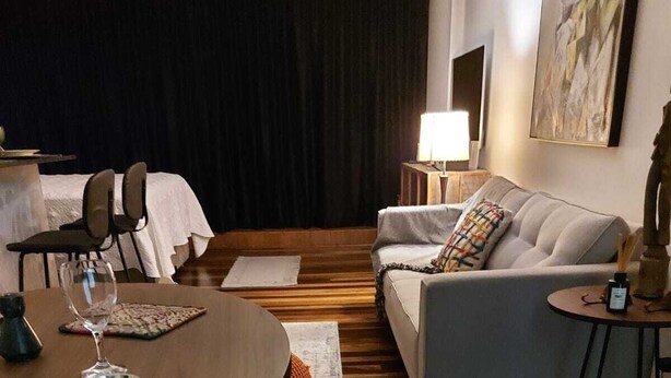 Uma sala de estar acolhedora com uma mesa de jantar, um sofá e uma mesa de centro.